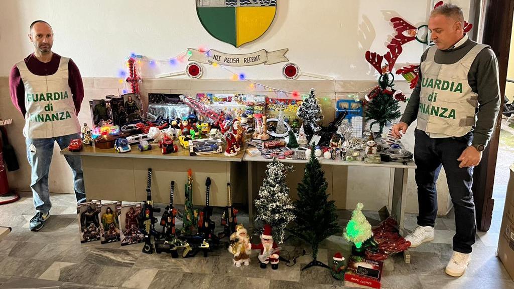 Blitz Della Finanza A Viareggio Sequestrati 10 Mila Giocattoli E
