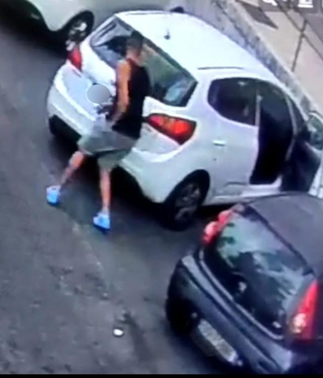 Pistola in pugno tenta di rapinare una donna Pistola in pugno tenta di rapinare una donna