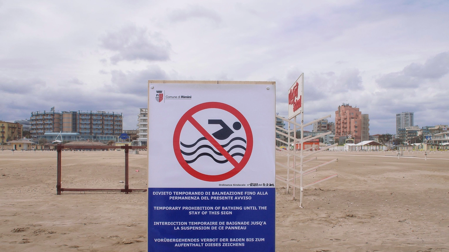 Mare senza pace, la costa toscana tra maltempo e divieti di balneazione Mare senza pace, la costa toscana tra maltempo e divieti di balneazione