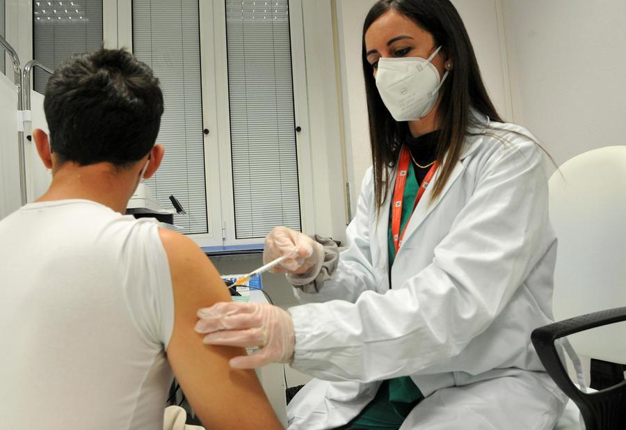 Vaccini contro la variante Covid La prenotazione scatta da oggi Vaccini contro la variante Covid La prenotazione scatta da oggi