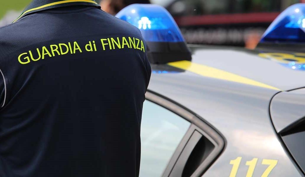 Arezzo, fermato al casello autostradale: in casa nascondeva armi e droga Arezzo, fermato al casello autostradale: in casa nascondeva armi e droga
