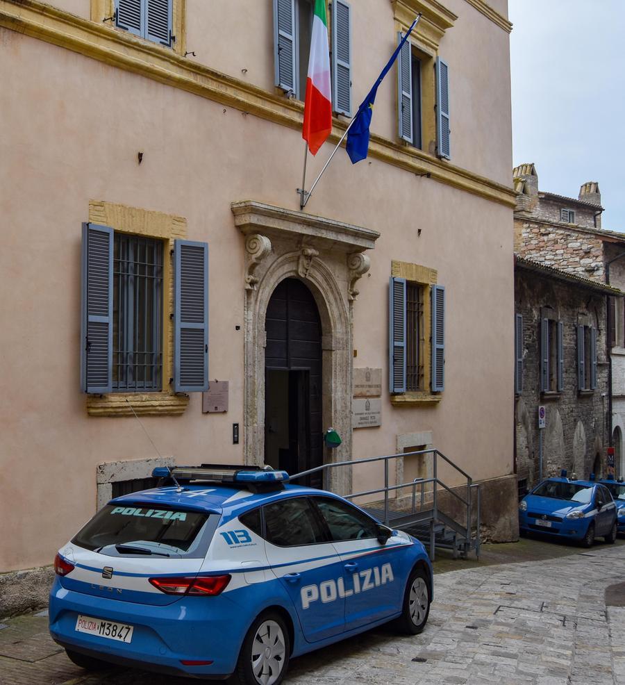 Lite tra vicini di casa Dispetti con l’acqua e interviene la polizia Lite tra vicini di casa Dispetti con l’acqua e interviene la polizia