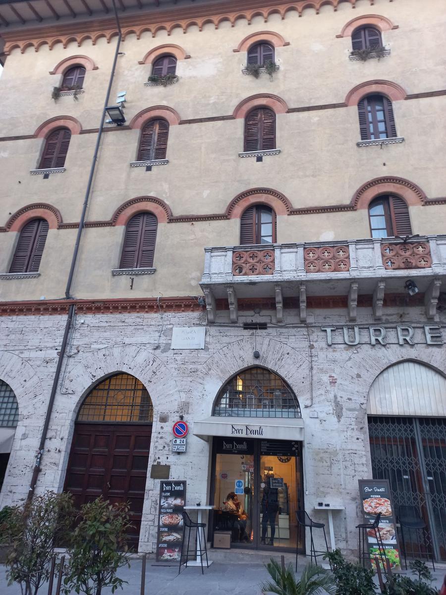 Si stacca una finestra e piomba in piazza Danti: salvi per miracolo i ... Si stacca una finestra e piomba in piazza Danti: salvi per miracolo i ...