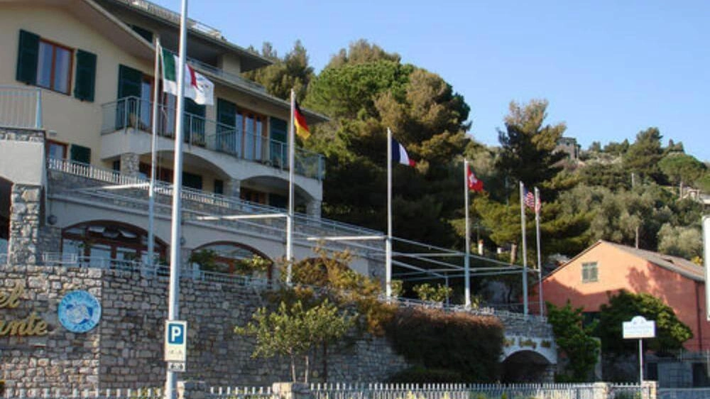 Case al posto dell’hotel. Il Royal Sporting non ci sta Comune ... Case al posto dell’hotel. Il Royal Sporting non ci sta Comune ...