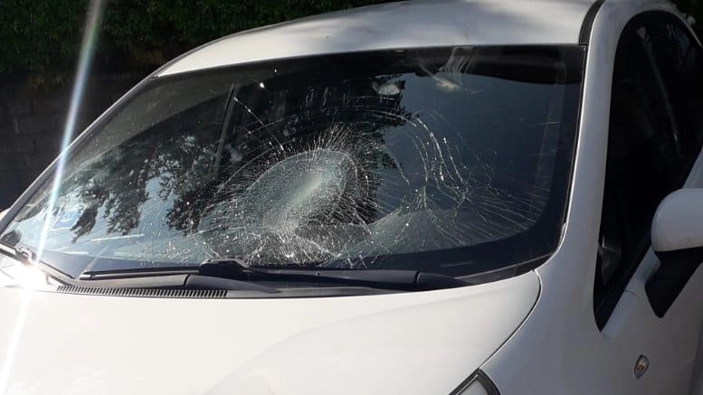 Balla nudo sulle auto e le danneggia, caos in via Aldo Moro Balla nudo sulle auto e le danneggia, caos in via Aldo Moro