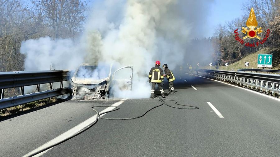 Incendio sulla A1, furgone prende fuoco: riaperta l'autostrada Incendio sulla A1, furgone prende fuoco: riaperta l'autostrada