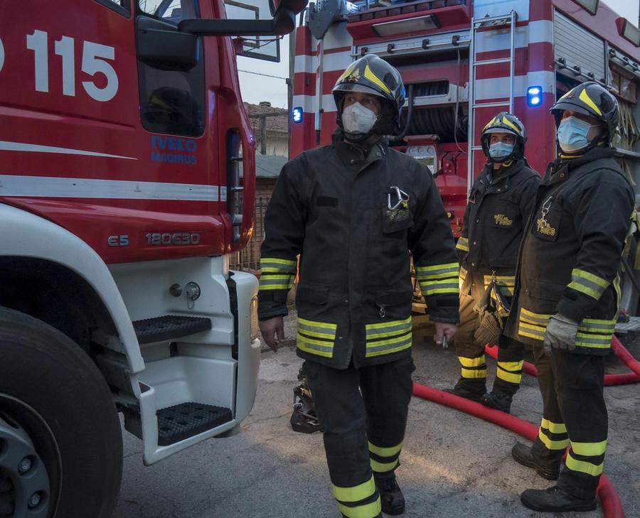 Corto circuito e la coperta elettrica si incendia, intossicata una ... Corto circuito e la coperta elettrica si incendia, intossicata una ...