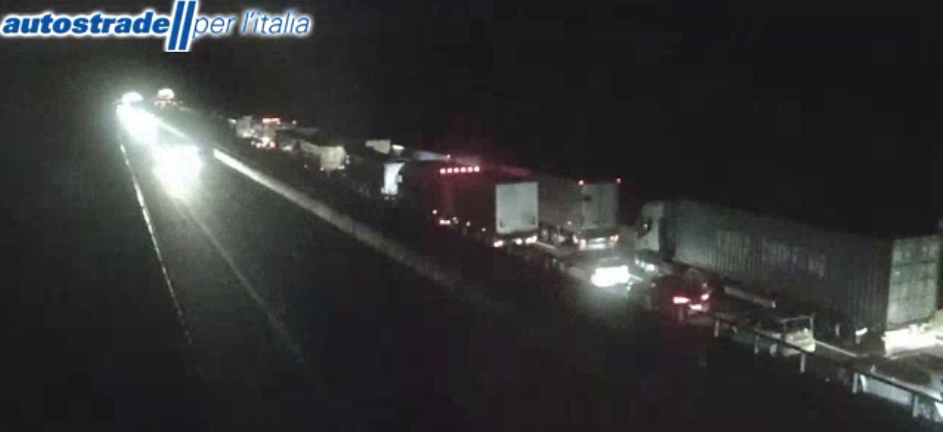 Incidente fra quattro camion in galleria, coda fino a 10 km tra ... Incidente fra quattro camion in galleria, coda fino a 10 km tra ...