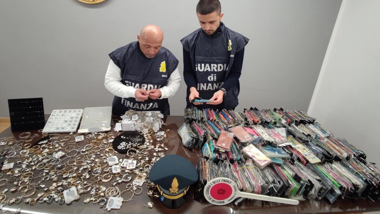 Maxi Sequestro Della Finanza Ecco Giocattoli E Luci Natalizie Ma Senza