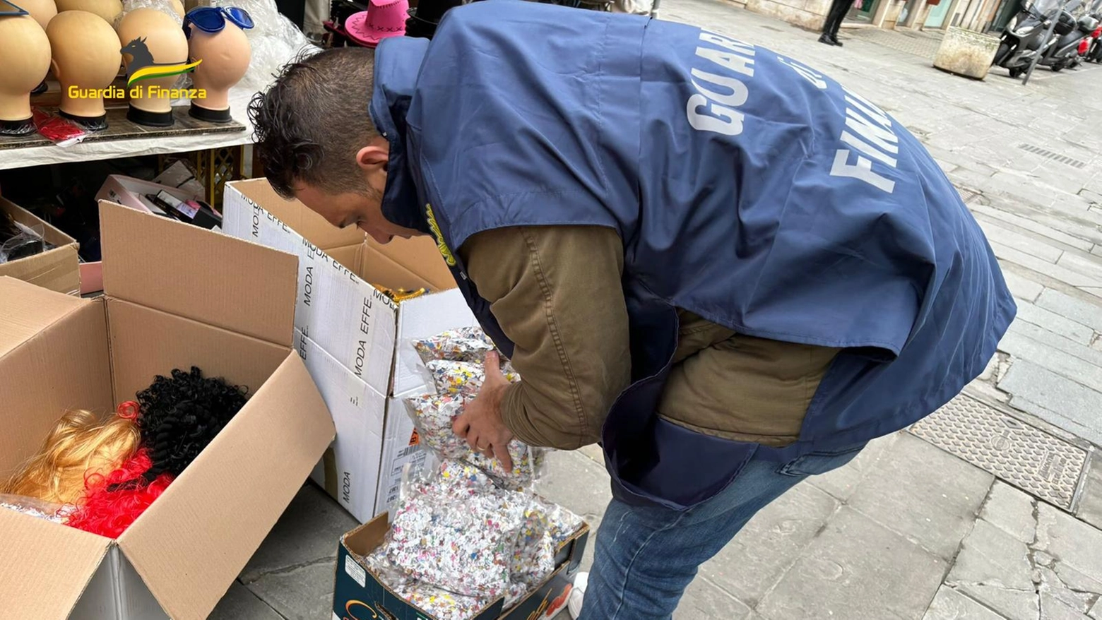 Maschere e addobbi di carnevale “abusivi”, multa e sequestro al mercato ... Maschere e addobbi di carnevale “abusivi”, multa e sequestro al mercato ...