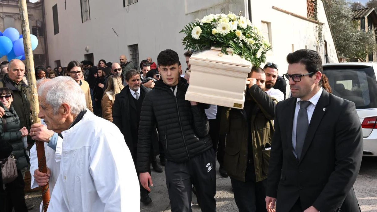 Le lacrime, lo strazio e il rombo delle moto per l’ultimo addio a ... Le lacrime, lo strazio e il rombo delle moto per l’ultimo addio a ...