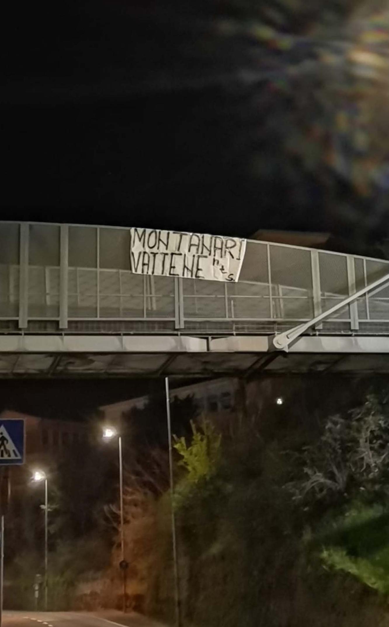 Il presidente è sempre nel mirino dei tifosi Attaccato striscione ... Il presidente è sempre nel mirino dei tifosi Attaccato striscione ...