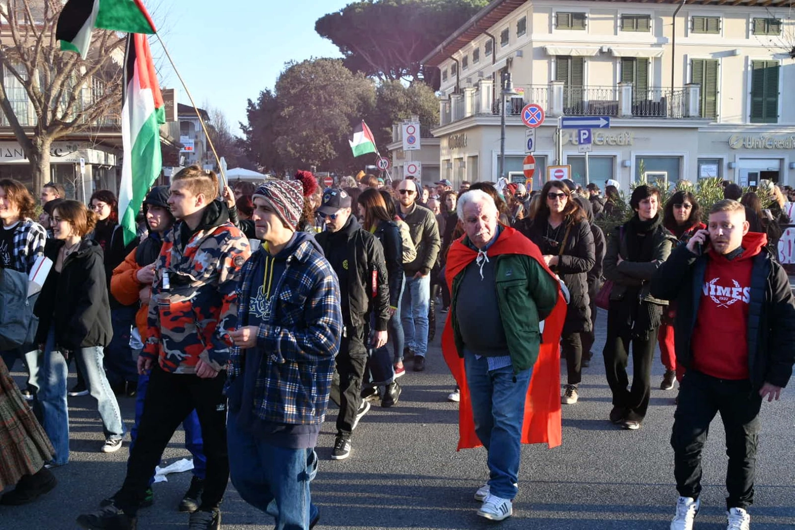 A Massa esplode la protesta per il generale Vannacci A Massa esplode la protesta per il generale Vannacci
