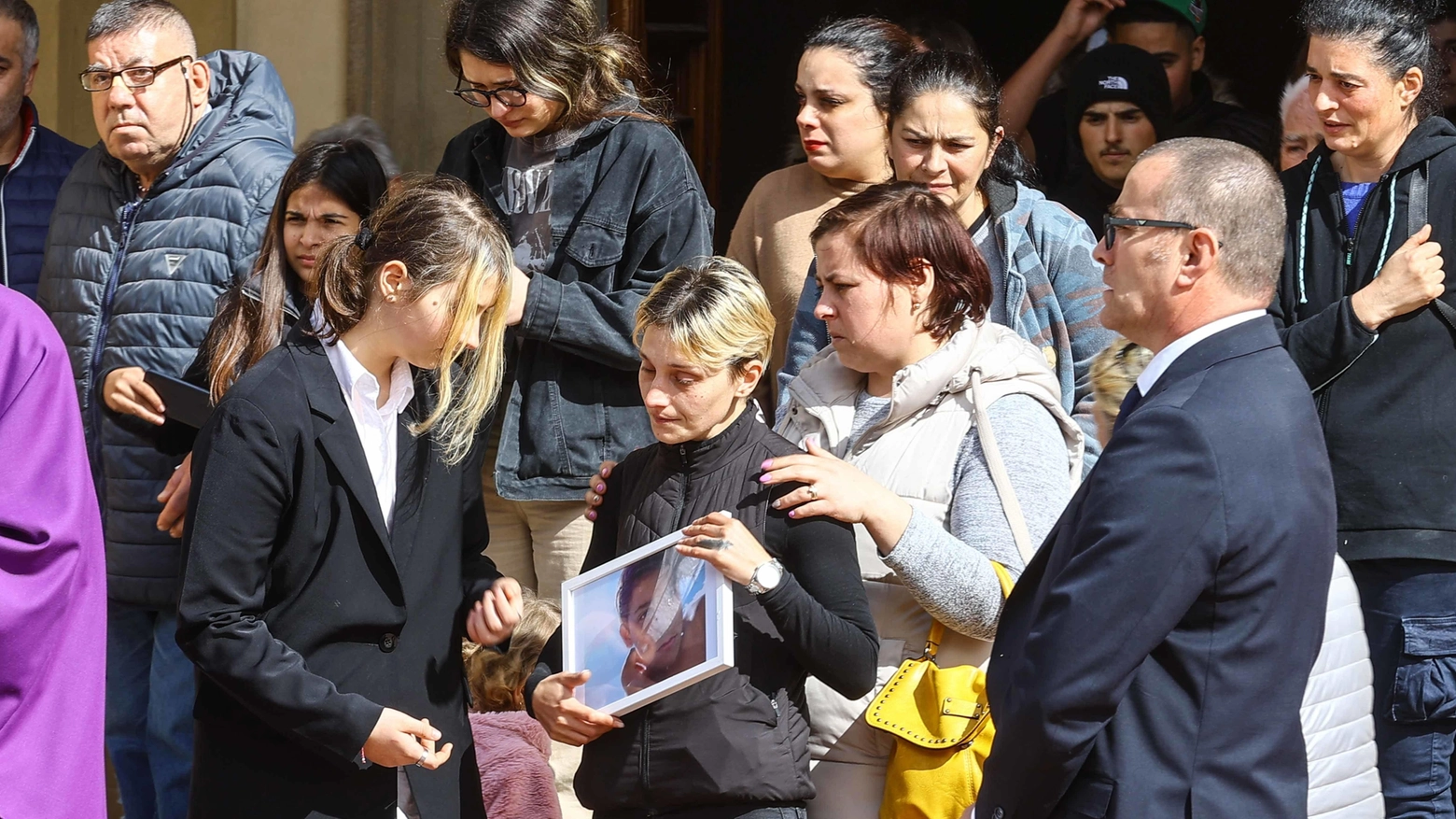 Addio a Adrian, lo strazio infinito La bara si ferma davanti alla ... Addio a Adrian, lo strazio infinito La bara si ferma davanti alla ...
