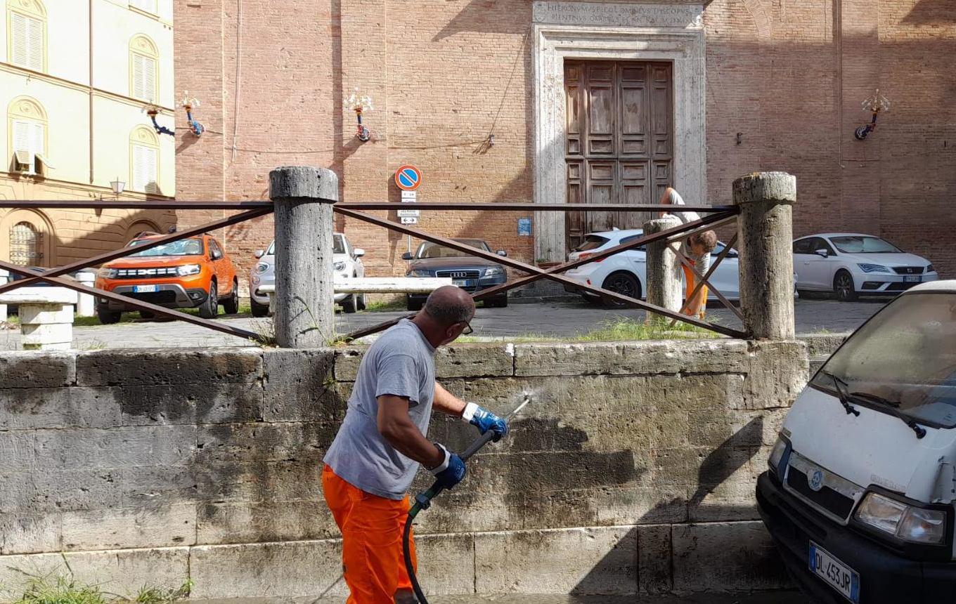 Getti Di Vapore Per Pulire Il Centro Storico Grande Attenzione Al Decoro Della Città