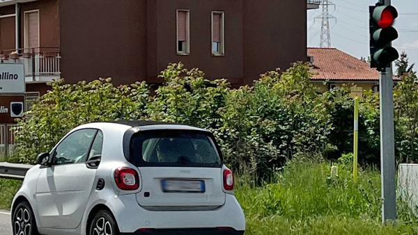 Passa col rosso al semaforo, ma alla fine non paga la super multa Passa col rosso al semaforo, ma alla fine non paga la super multa