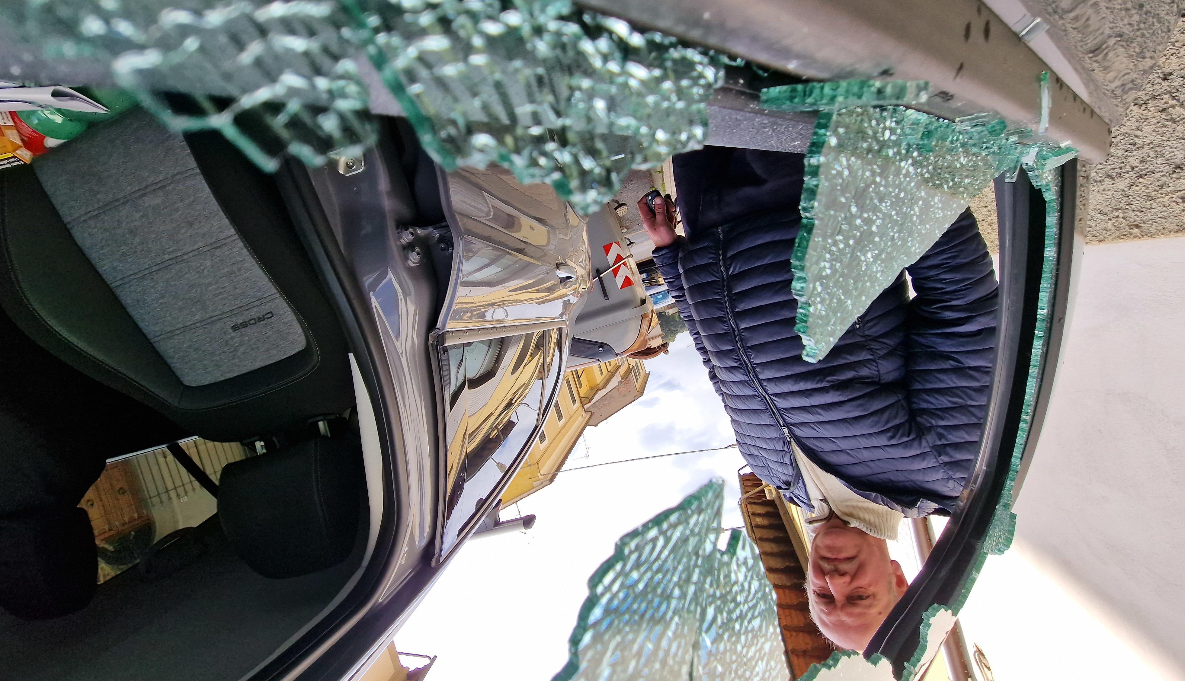Assalto alle auto parcheggiate Vetri spaccati per rubare spiccioli Assalto alle auto parcheggiate Vetri spaccati per rubare spiccioli