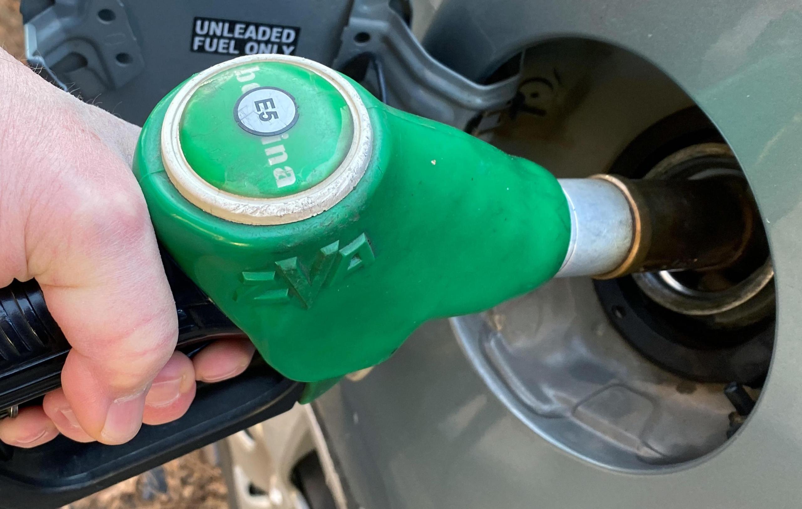 Carburanti, dal 1 agosto scatta l'obbligo di esporre il prezzo medio Carburanti, dal 1 agosto scatta l'obbligo di esporre il prezzo medio