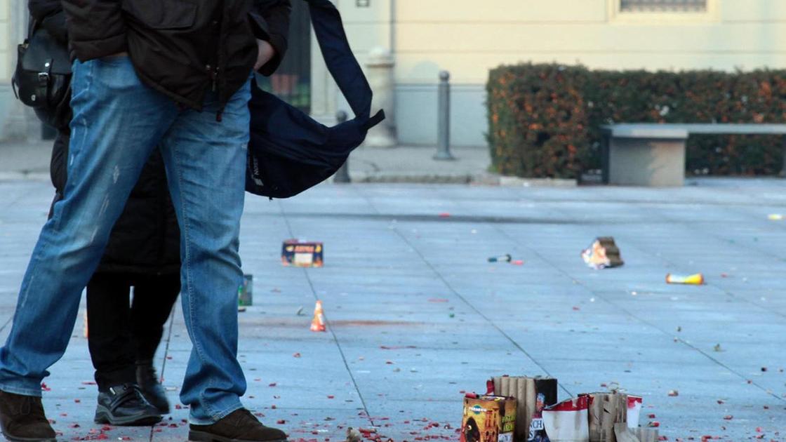 Botti e petardi sono vietati: Botti e petardi sono vietati: