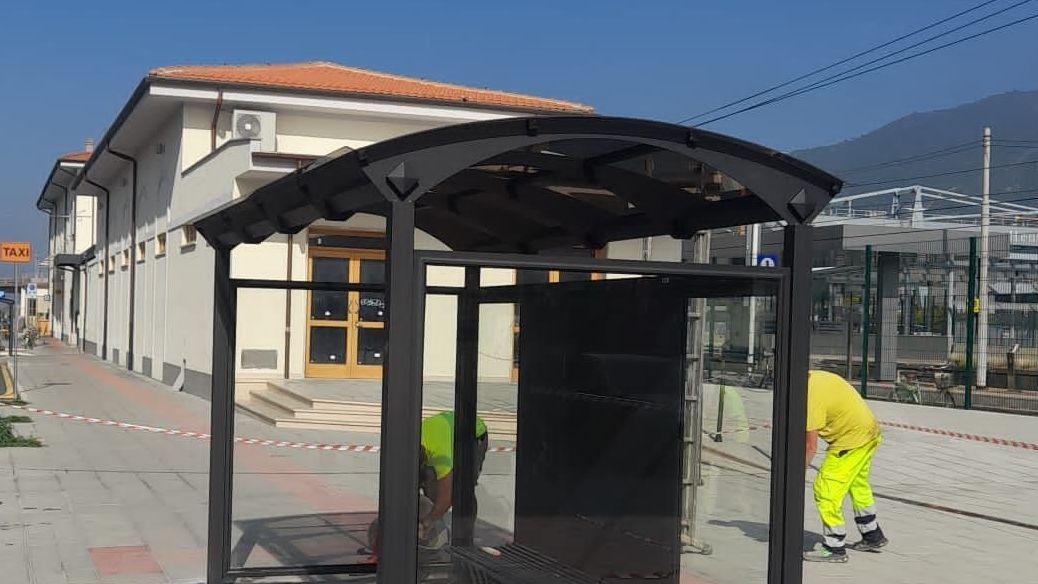 Nuova pensilina per la sosta alla stazione Nuova pensilina per la sosta alla stazione