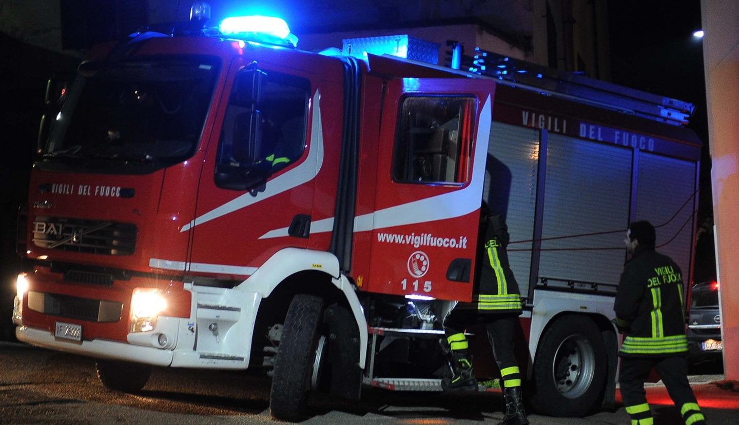 Incendio nella fabbrica di stracci: paura nella notte Incendio nella fabbrica di stracci: paura nella notte