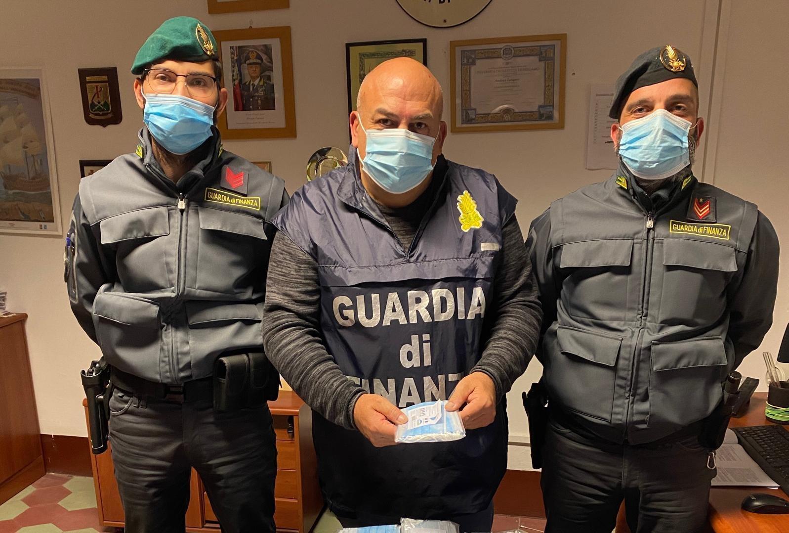 Sequestrate dalla Guardia di Finanza 2.700 mascherine a Orbetello Sequestrate dalla Guardia di Finanza 2.700 mascherine a Orbetello