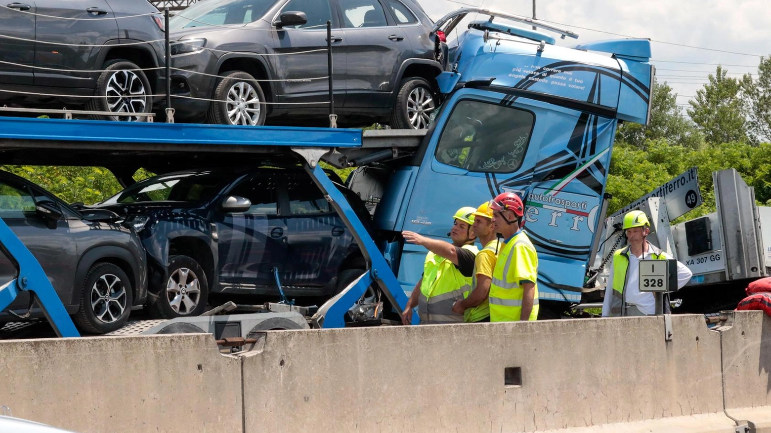 Maxi incidente tra camion e auto. Coppia di anziani muore sul colpo