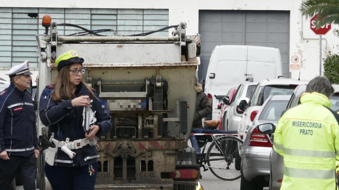 Furgone in fiamme sulla A3 paura per il conducente | indagini sulle cause Furgone in fiamme sulla A3 paura per il conducente | indagini sulle cause