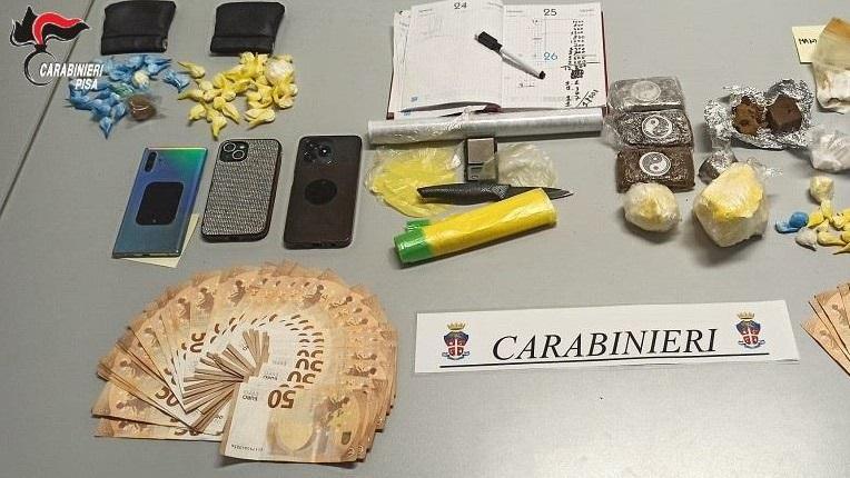 In casa mezzo chilo di hashish e 40 dosi di cocaina, arrestati In casa mezzo chilo di hashish e 40 dosi di cocaina, arrestati