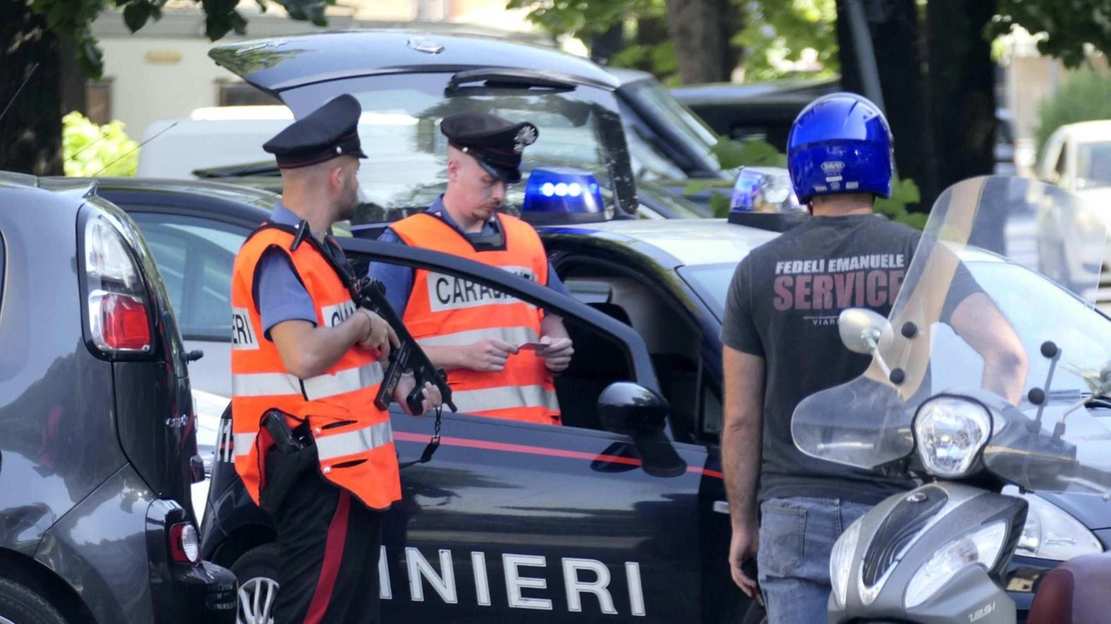 Rubano uno zaino a bordo di un furgone: 