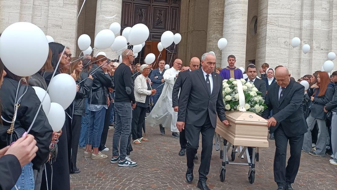 Morta dopo il malore dal dentista lo strazio al funerale Gaia sei stata ... Morta dopo il malore dal dentista lo strazio al funerale Gaia sei stata ...