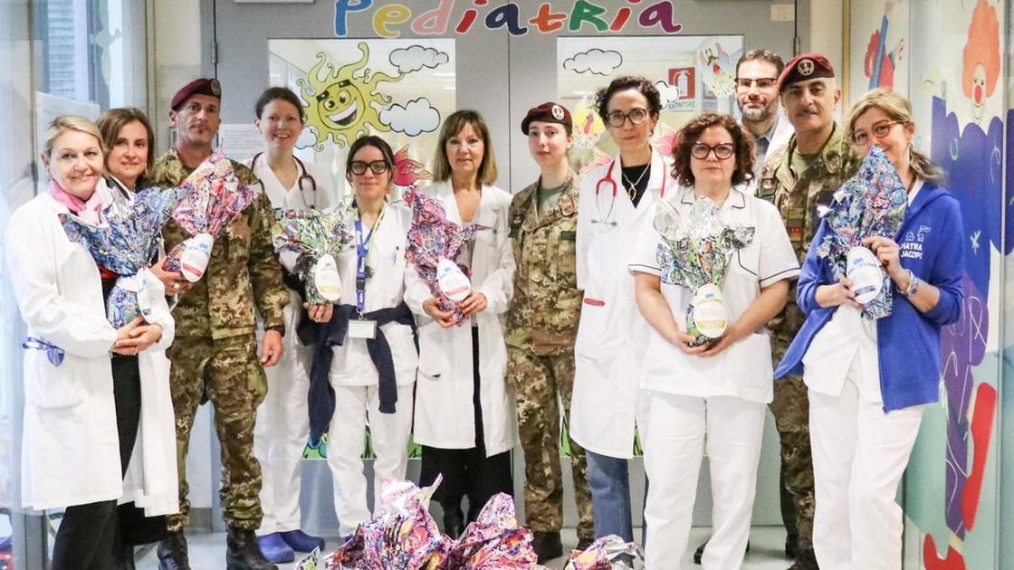 Uova di Pasqua in Pediatria Dono dei paracadutisti Gesto di grande valore Uova di Pasqua in Pediatria Dono dei paracadutisti Gesto di grande valore