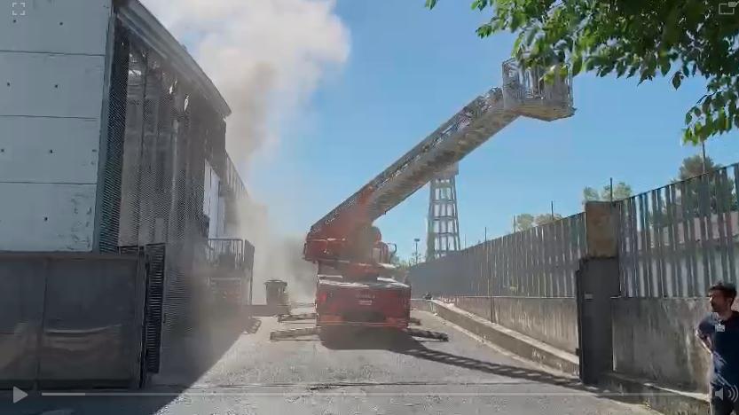 Clienti e personale evacuati dal centro commerciale | incendio fumo ... Clienti e personale evacuati dal centro commerciale | incendio fumo ...