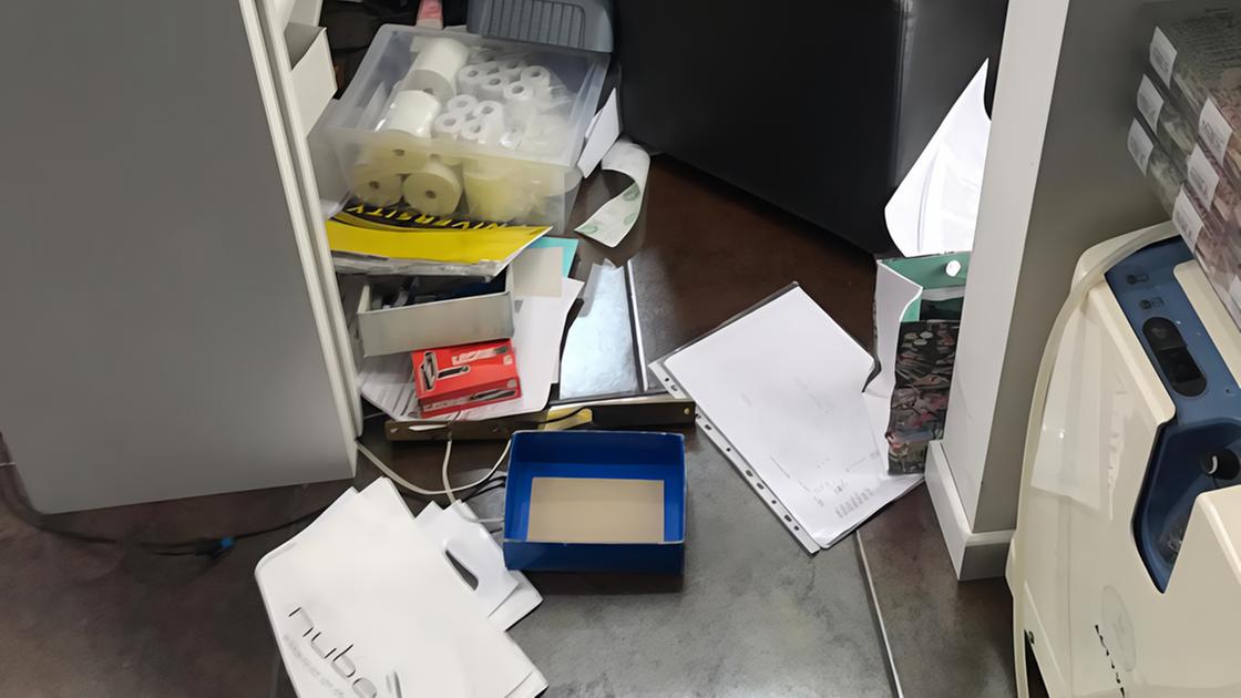 Assalto con spaccata al negozio di parrucchieri: Assalto con spaccata al negozio di parrucchieri: