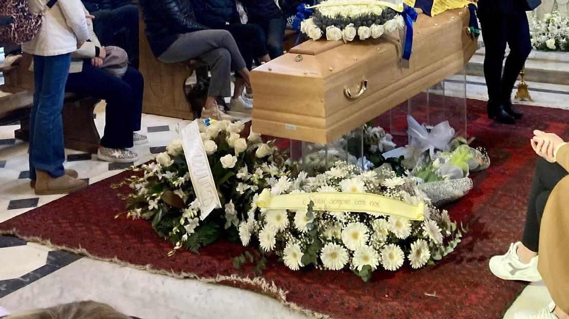 La morte di Mattia Giani. Esposta la salma. Centinaia in lacrime. L ...