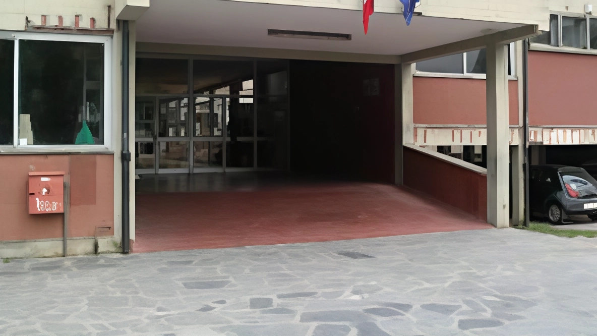 Picchiato fuori da scuola, il bimbo presto tornerà in classe
