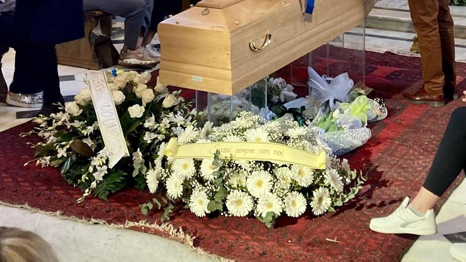 La morte di Mattia. Esposta la salma. Centinaia in lacrime. L’abbraccio ...